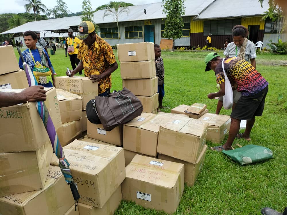 Carrying the future with Bilum Books | MAF International